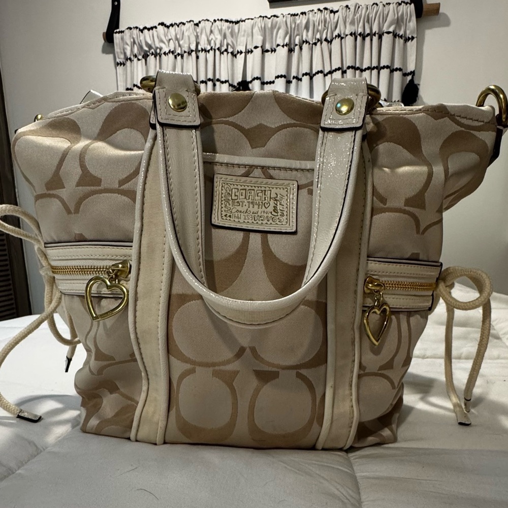 Coach Bucket Style Signature Logo With Heart Accents - Gem